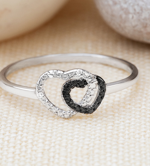 Bague or blanc 9 carats diamants blancs et diamants noirs - Coeurs ...