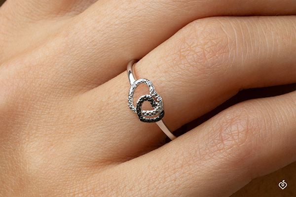 Bague or blanc 9 carats diamants blancs et diamants noirs - Coeurs ...